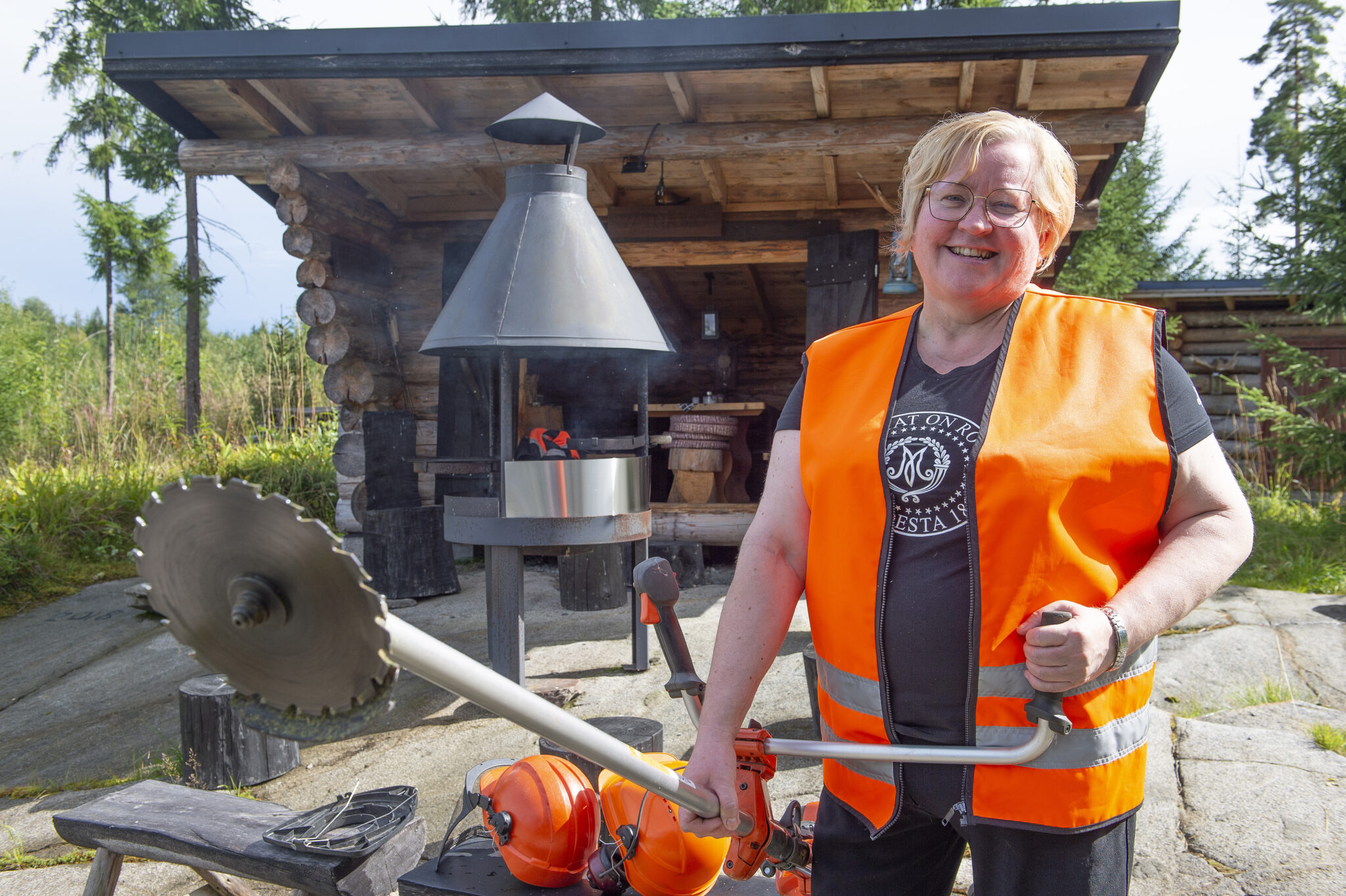 Metsään raivaussahan kanssa – Tiina Ukkonen saa metsäpalstalta ...